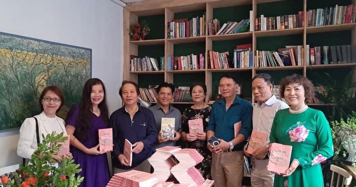 Ra mắt cuốn thơ “Hà Nội trái tim hồng” mừng ngày giải phóng Thủ đô 10 ...