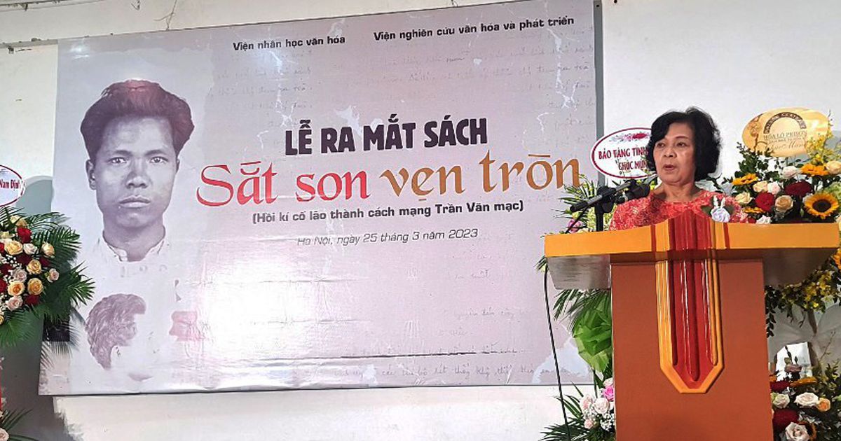 Ra mắt hồi ký "Sắt son vẹn tròn"