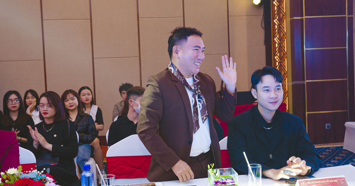 Lạ mắt với BST áo dài cách tân độc đáo của NTK Tony Phạm